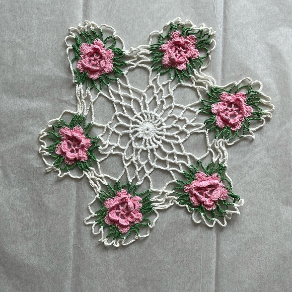 Accents | Vintage Dolly White Green Pink 6 Flowers One Knit Miss In The ...